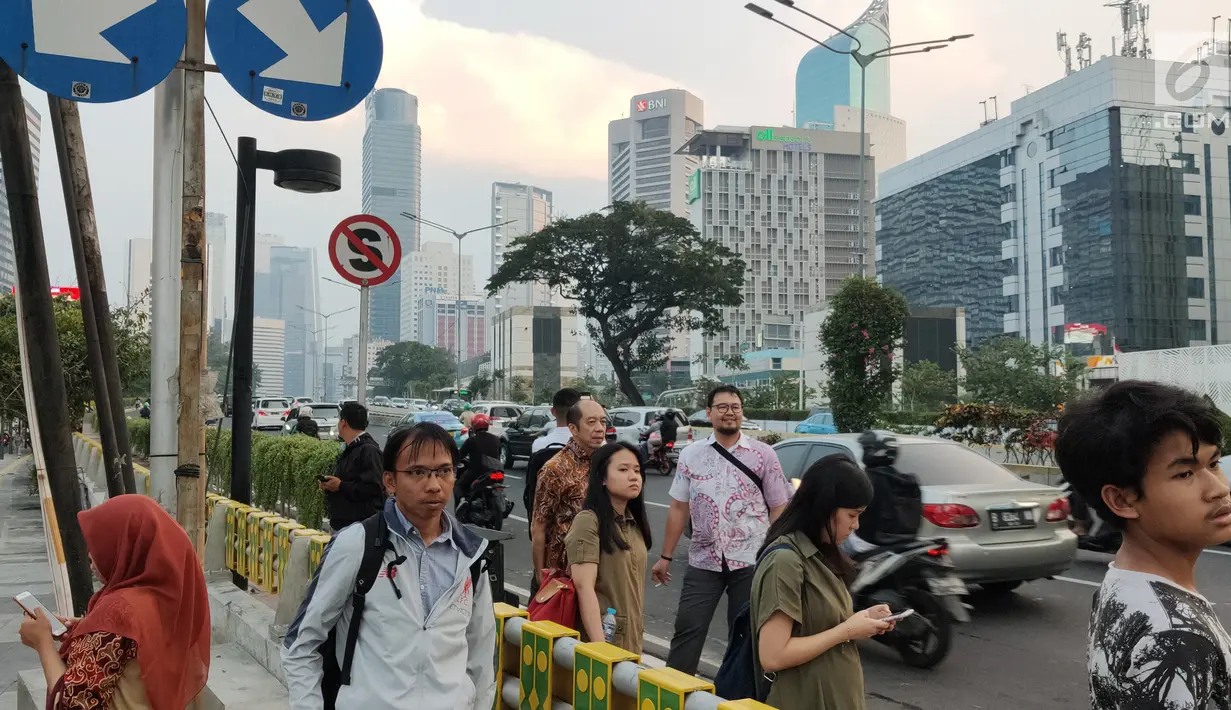 FOTO: Tidak Ada Halte, Warga Tunggu Bus di Tepi Jalan Sudirman - Foto ...