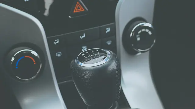 7 Cara Mengemudi Mobil Manual yang Benar, Agar Aman, Nyaman dan Lancar ...