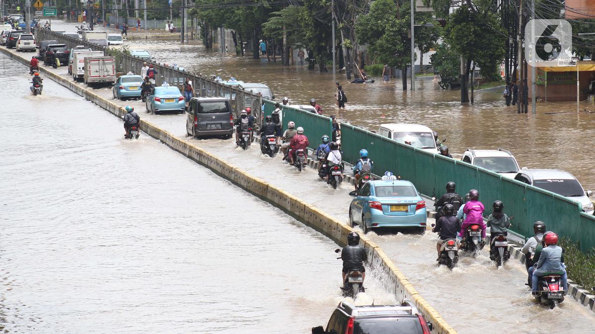 FOTO: Begini Suasana Banjir di Jalan Gunung Sahari