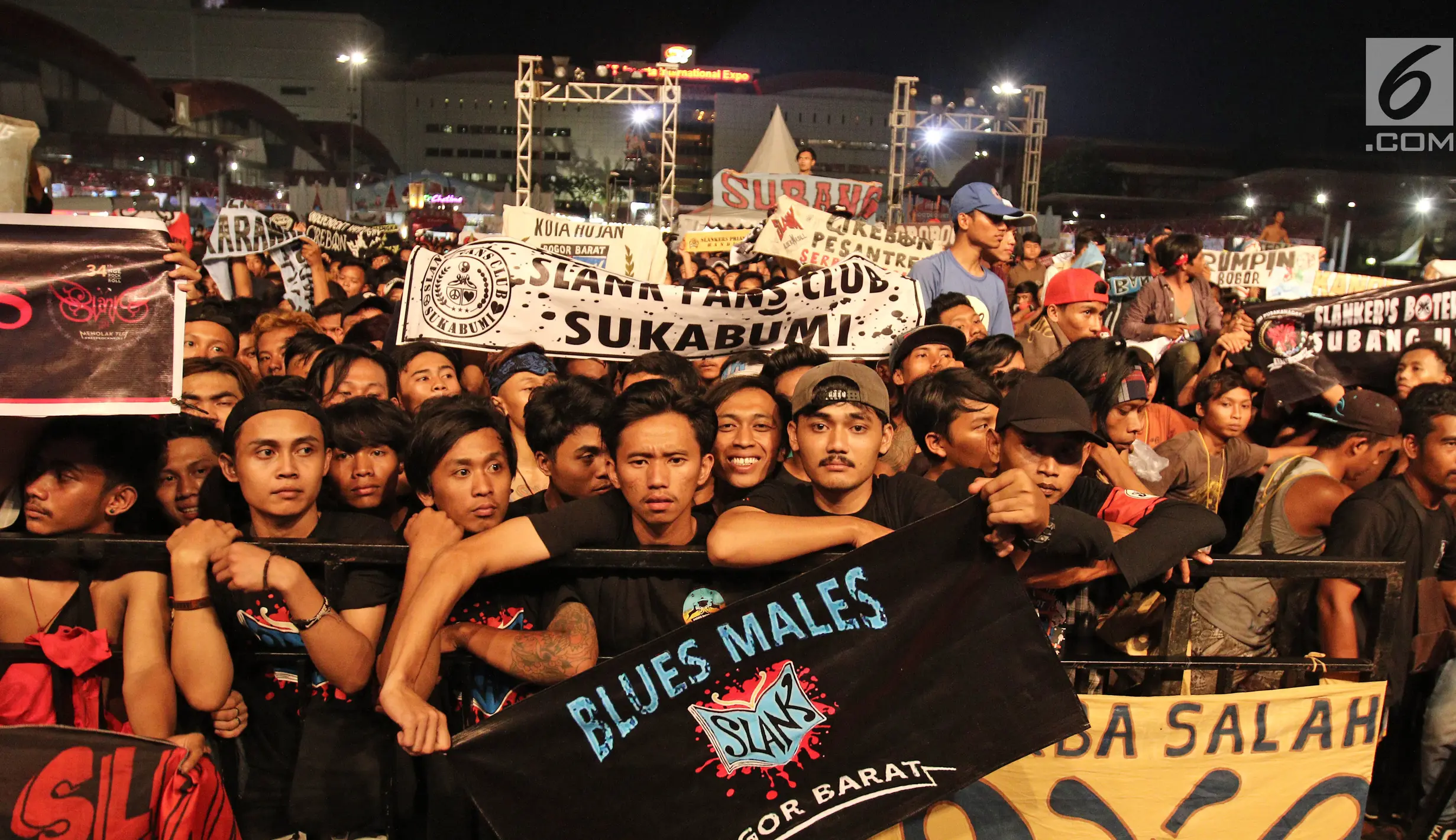 PHOTO: Konser HUT ke-34 Slank Disesaki Slankers Seluruh Indonesia - Foto Liputan6.com