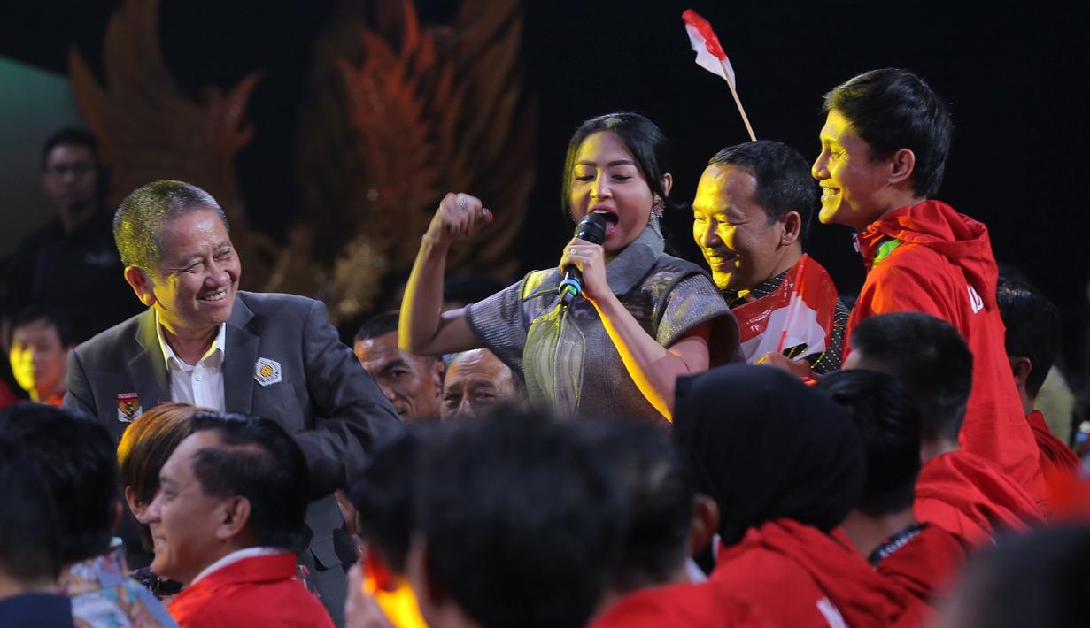 Inul Daratista dan Dewi Perssik Tampil Kembar - Photo Fimela.com