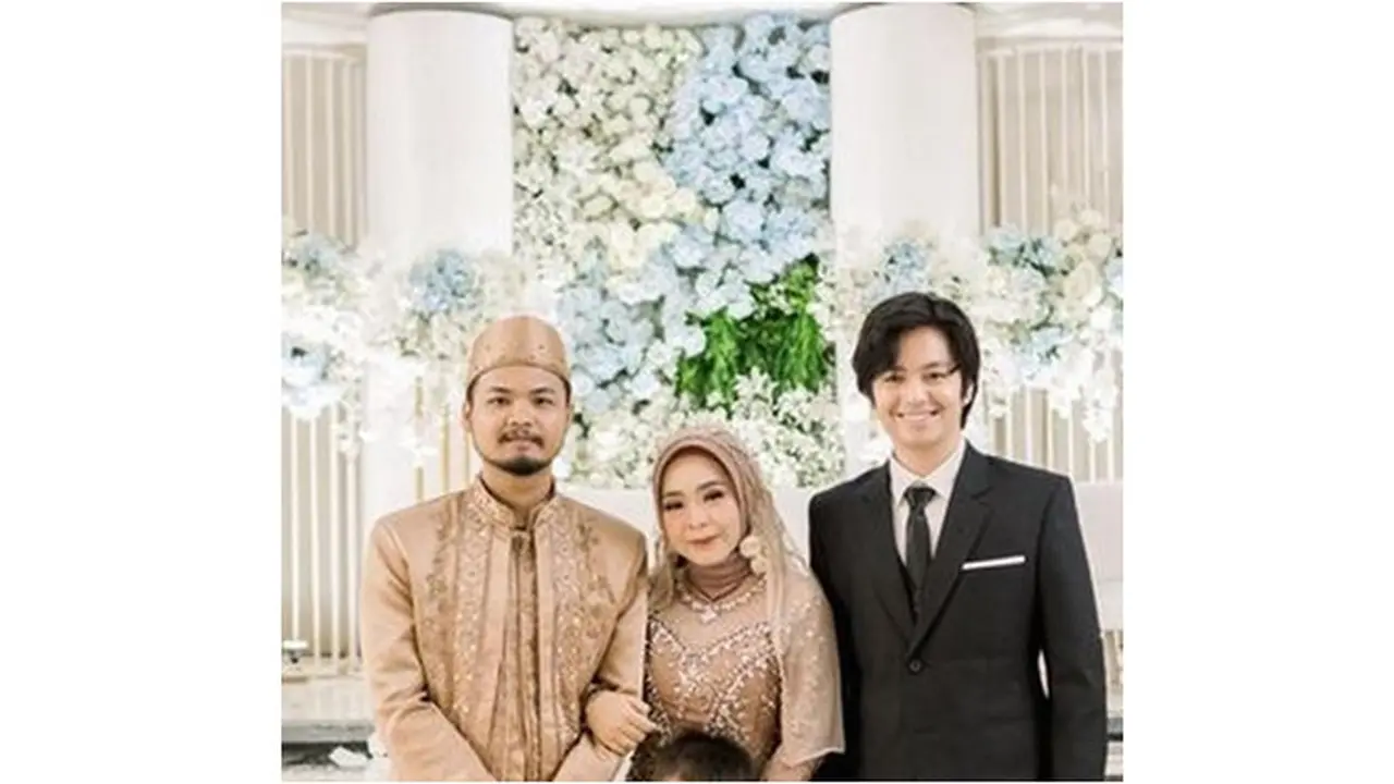 6 Potret Angga Yunanda di Rangkaian Pernikahan Kakak, Ikut Tradisi di ...