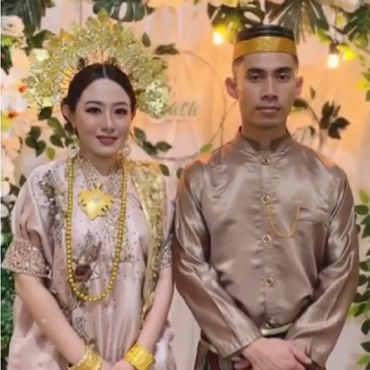 Gadis Asal China Pakai Baju Pengantin Adat Bugis Saat Menikah dengan ...