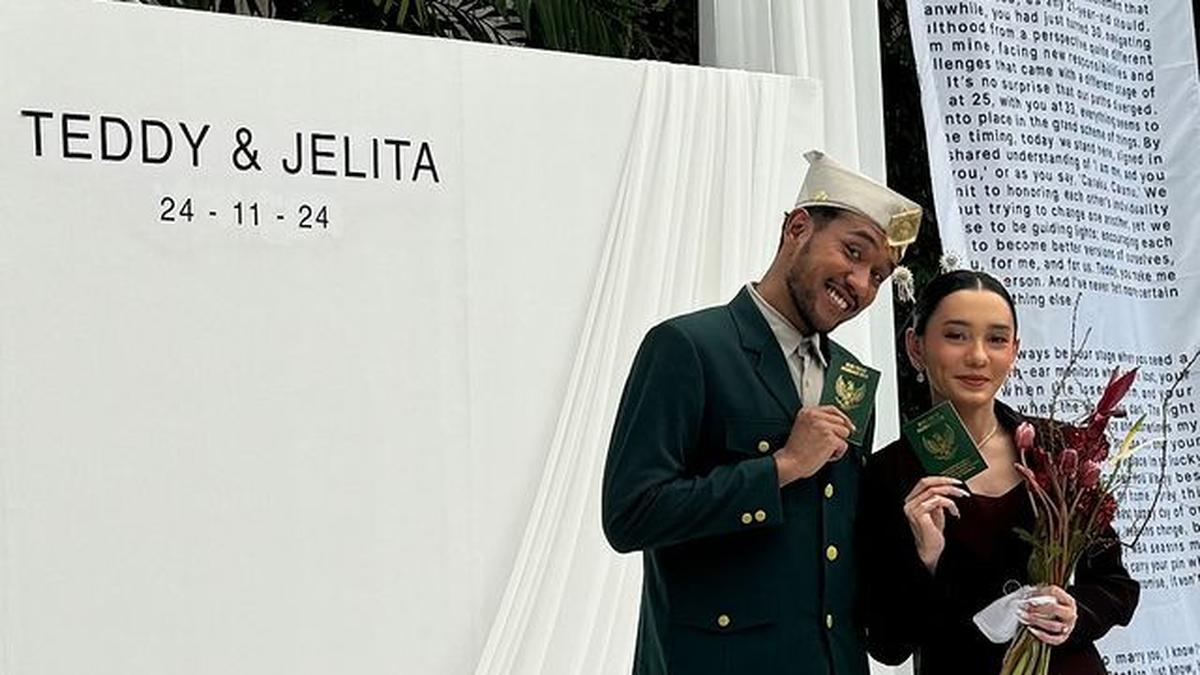 Teddy Adhitya Menikah dengan Jelita Clough, Dihadiri Vidi Aldiano ...