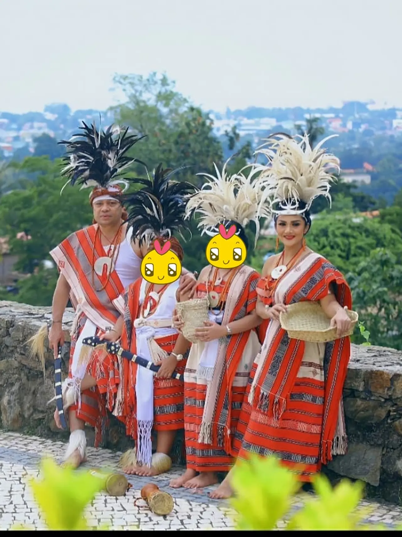 7 Potret Artis Krisdayanti dan Keluarga Pakai Baju Adat Timor Leste ...