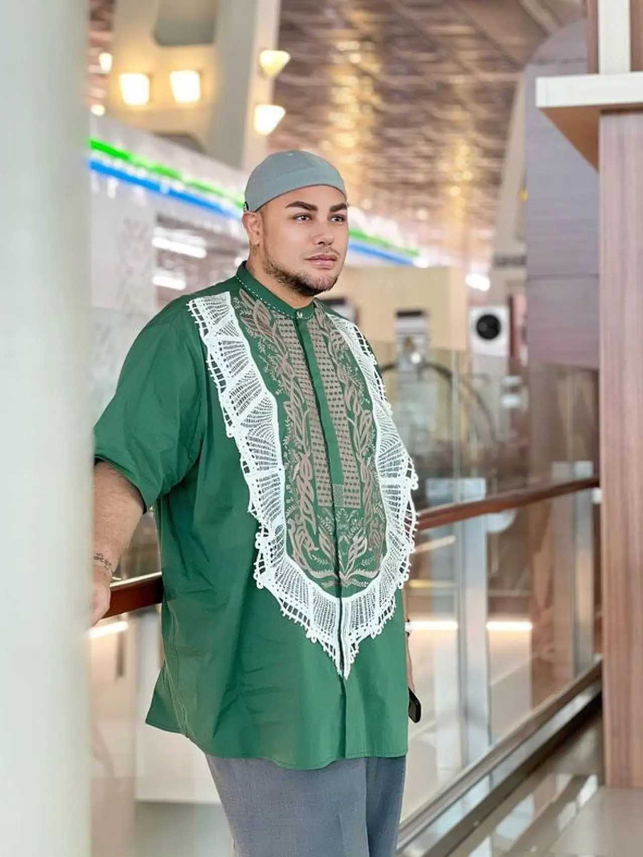 Pakai Baju Koko, Ini 6 Potret Ivan Gunawan saat Berangkat Ibadah Umrah ...