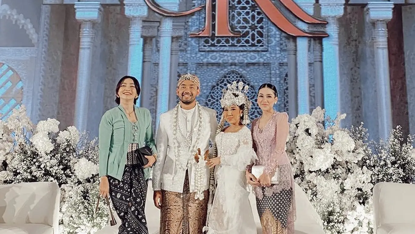 6 Potret Hesti Purwadinata Mix and Match Kebaya Rp145 ribu saat Hadir di Kondangan Kiky Saputri ...