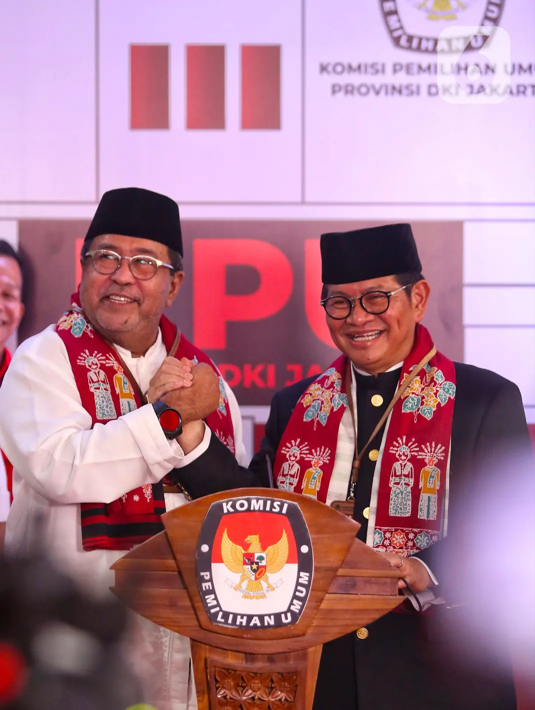 Kenakan Pakaian Khas Betawi, Pramono Anung dan Rano Karno Resmi Daftar Pilgub Jakarta - Foto ...