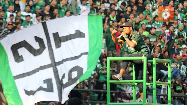Jelang Laga Persebaya Vs Arema di Stadion GBT Surabaya, Bonek Mania ...