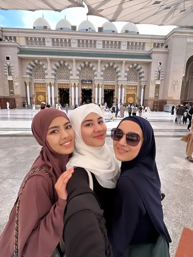 8 Potret Aaliyah Massaid Umroh dengan Reza Artamevia, Menangis Haru ...