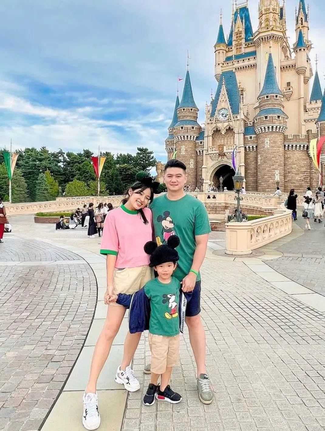 6 Potret Gaya Liburan Chef Arnold dan Keluarga di Jepang, Tampil Kompak ...