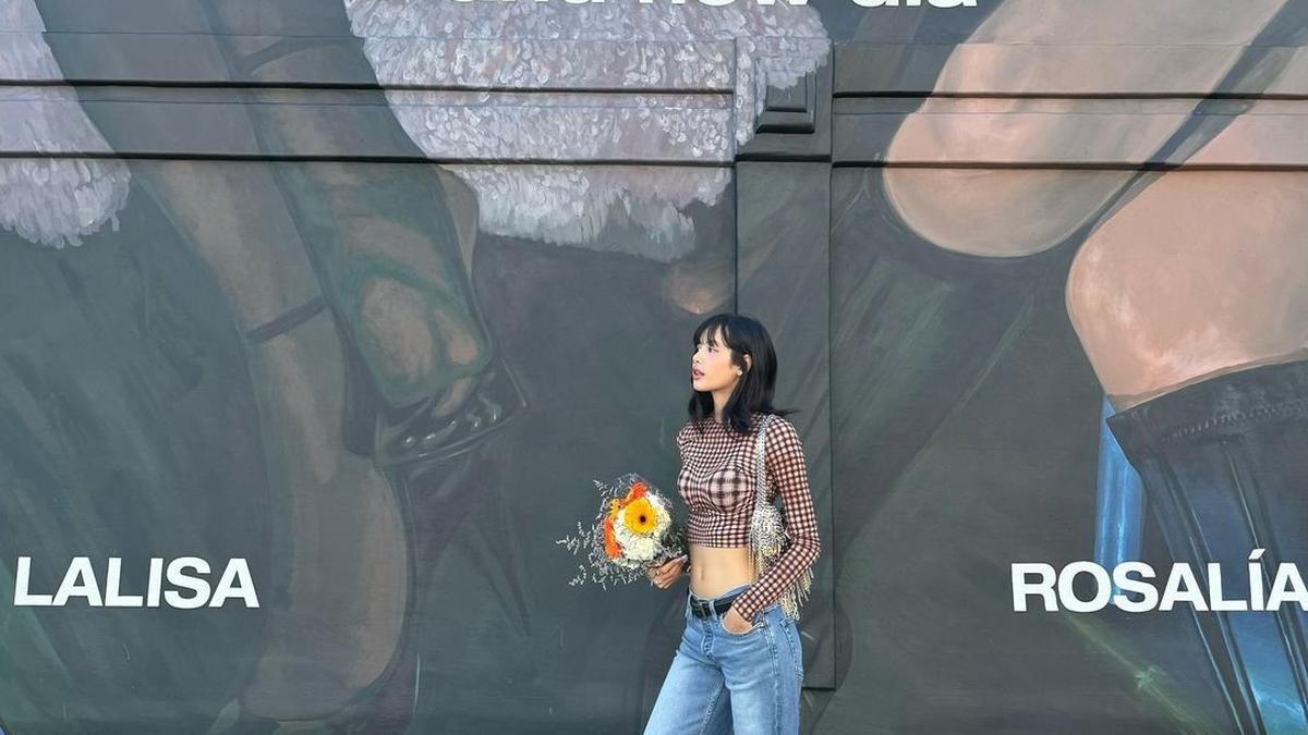 Lisa BLACKPINK Santai Bergaya Retro Pamer Perut Rata, Diduga Kencan ...