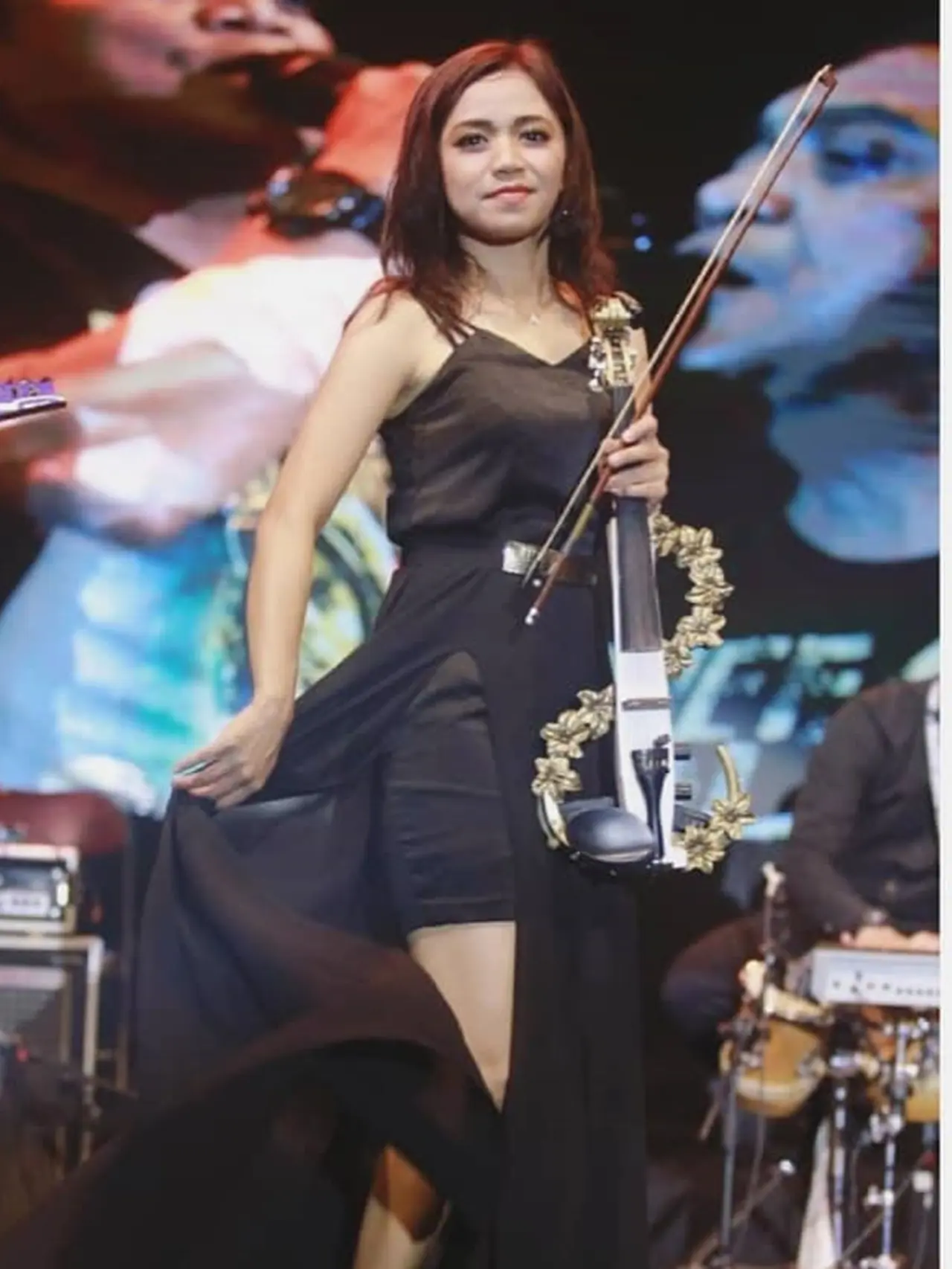 6 Pesona Sandy Ria Ervinna, Pemain Biola Didi Kempot yang Cantik - Hot ...