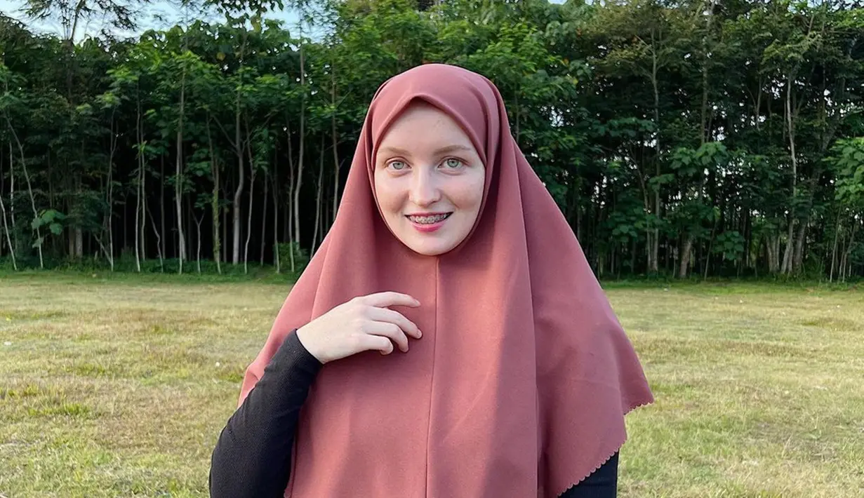 OOTD Menawan Ulya, Konten Kreator Berhijab dari Rusia yang Fasih Bahasa Jawa - Foto Liputan6.com