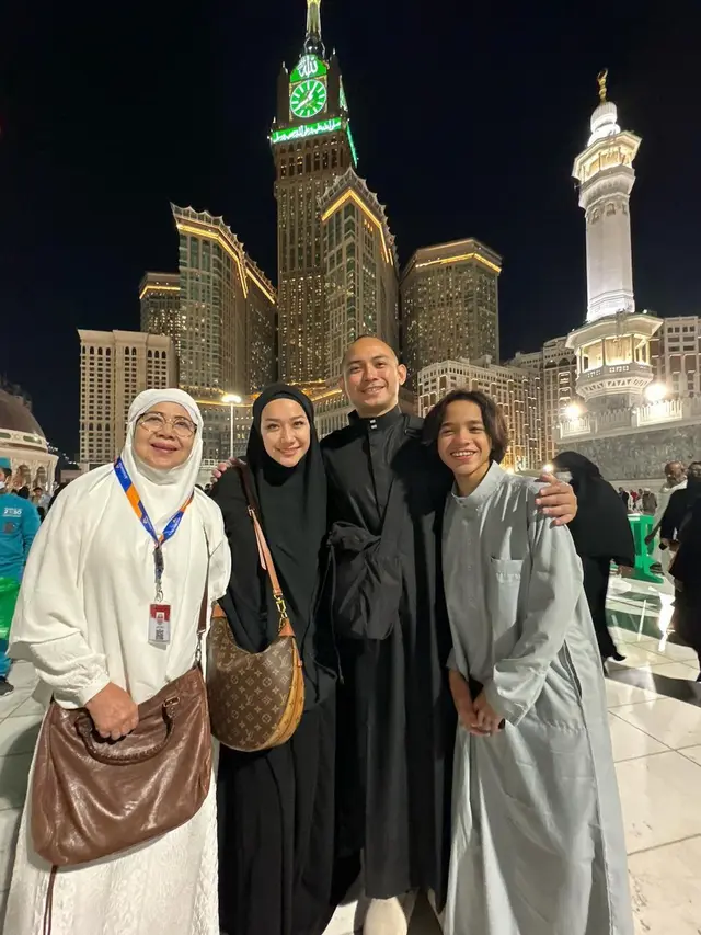 6 Potret BCL Umrah Bareng Tiko Aryawardhana dan Noah Sinclair, Sentuh Kabah di Tahun Baru 2024 ...