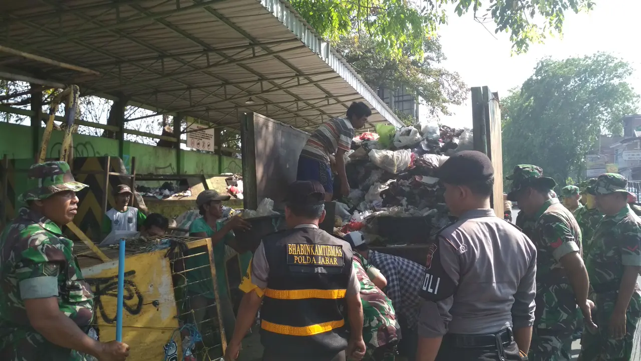 TNI Polri Malu Melihat Tumpukan Sampah di TPSS Cirebon - Regional Liputan6.com