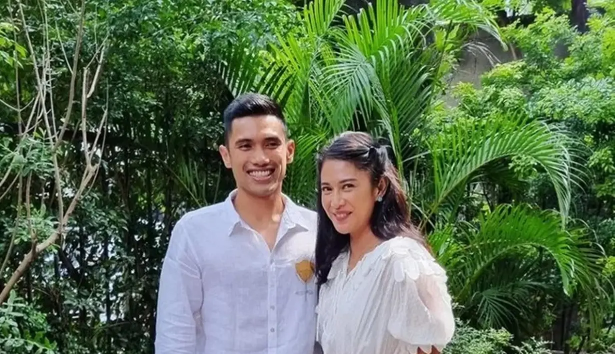 Potret Dian Sastrowardoyo dan Suami Pakai Baju Senada Ini Kompak Banget ...