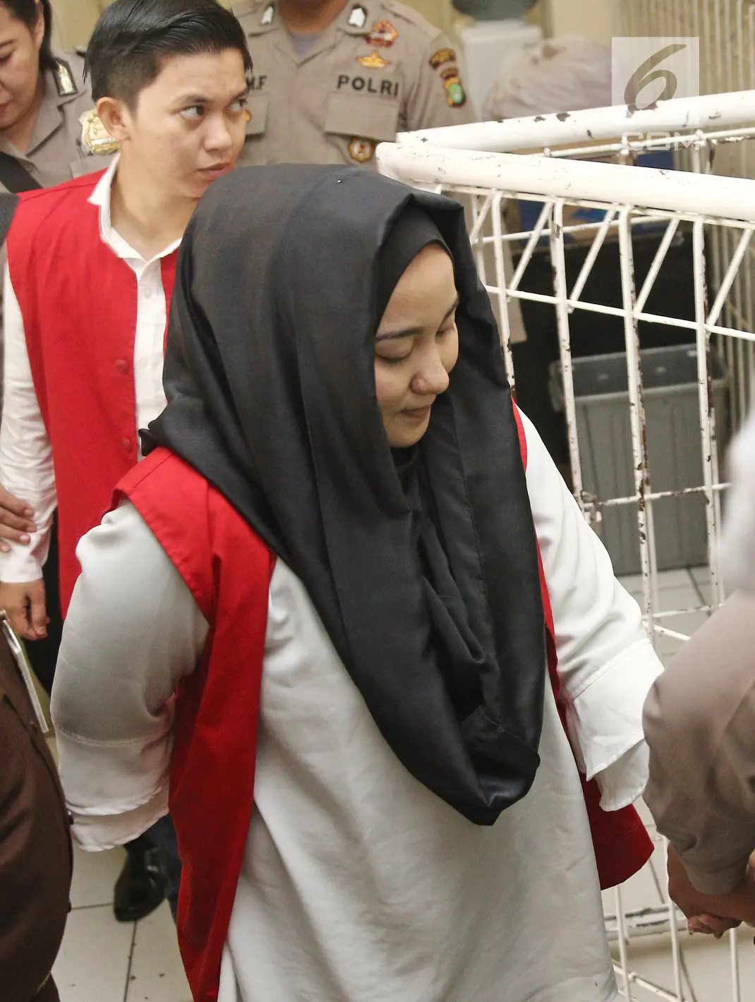 FOTO: Menolak Jadi Saksi, Adik Kandung Bos First Travel Tinggalkan Ruang Sidang - Foto Liputan6.com