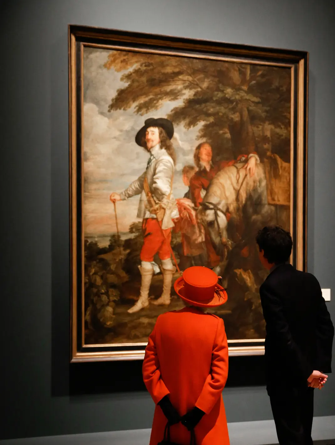 FOTO: Gaya Ratu Elizabeth II Saat Hadiri Pembukaan Galeri Seni di ...