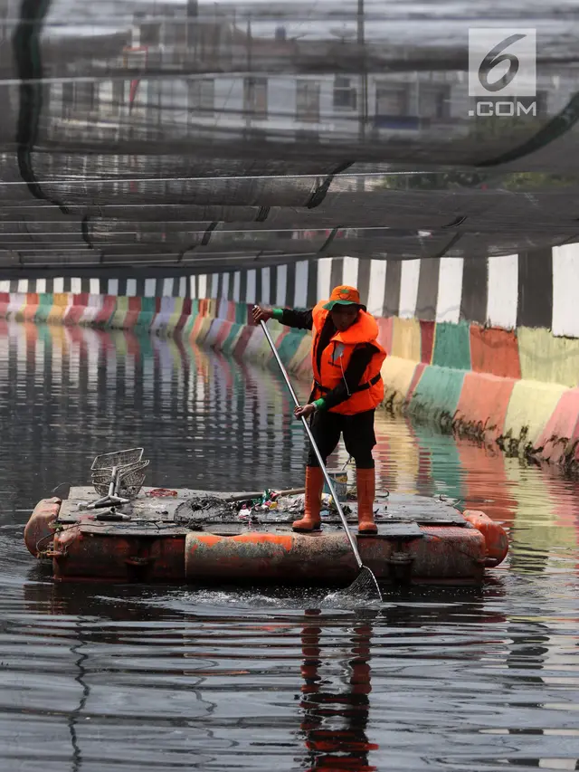 Seperti Apa Rasanya Nongkrong 1 Jam di Kali Item? - News Liputan6.com