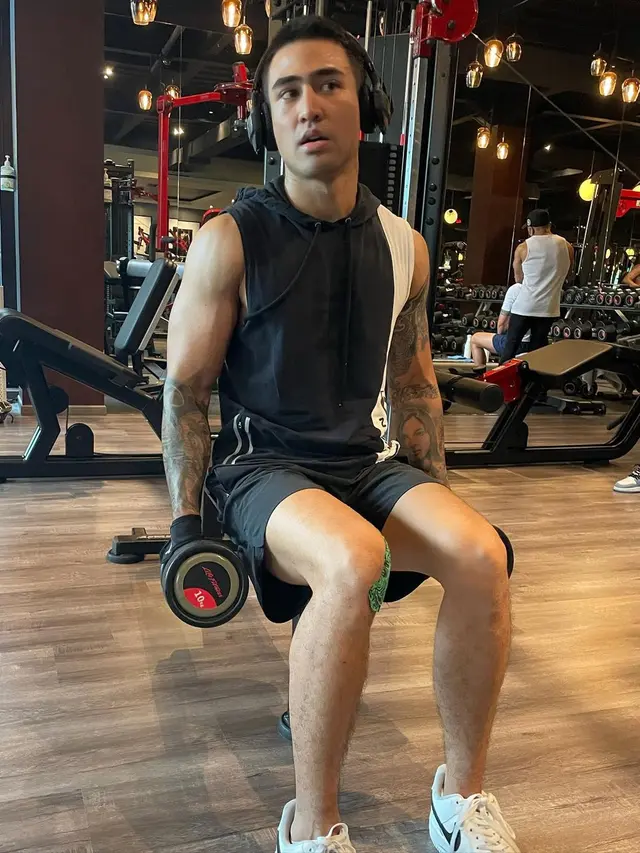 7 Potret Axel Matthew saat Nge-gym, Tak Kalah Berotot dari Jeremy ...