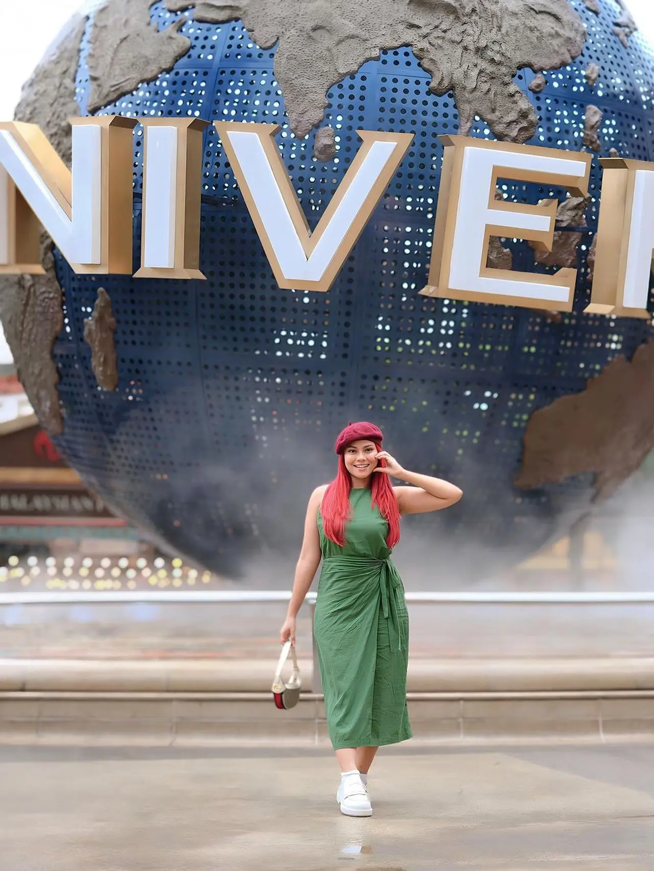 5 Potret Pesona Hanum Mega Saat Liburan di Singapura