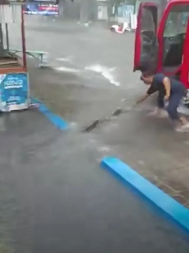 Viral Ular Piton Jumbo Hanyut saat Banjir Berontak Lawan Damkar, Bikin Histeris - Hot Liputan6.com