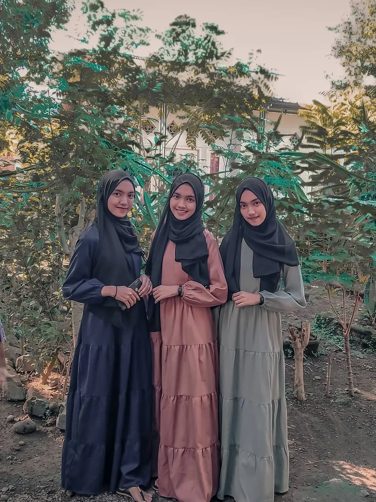 6 Potret Rizki Rizka Rizke, Gadis Kembar Tiga Viral Karena Dilamar Pria ...