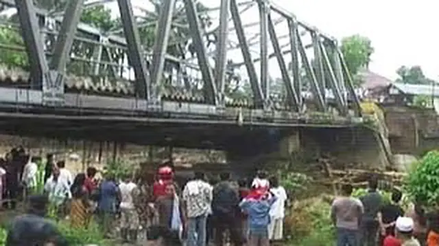 Jembatan Nyaris Putus Diterjang Arus Sungai - News Liputan6.com