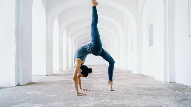 Cara Melakukan Gerakan Kayang Posisi Tidur dan Berdiri, Perhatikan ...