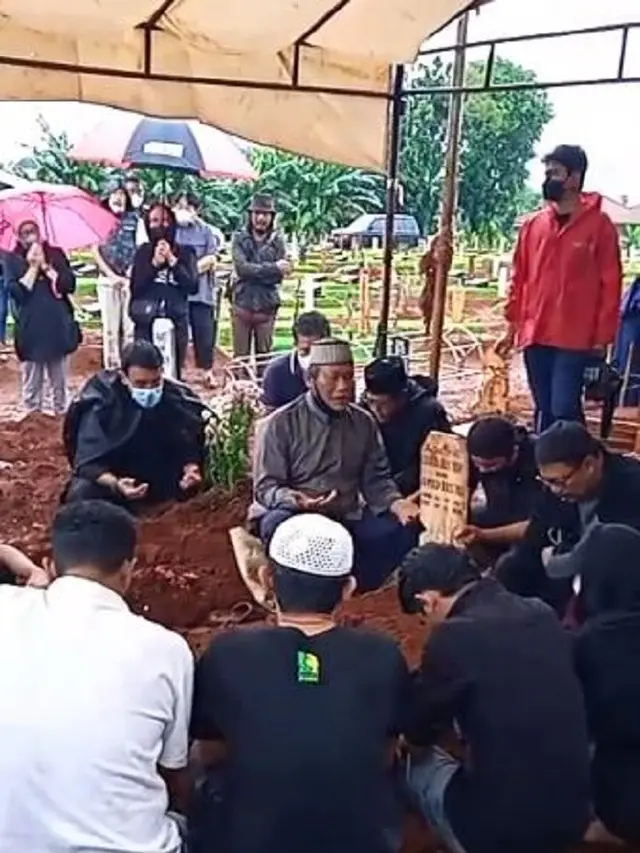 Jenazah Idang Rasjidi Dimakamkan di Tengah Rintik Hujan - ShowBiz ...