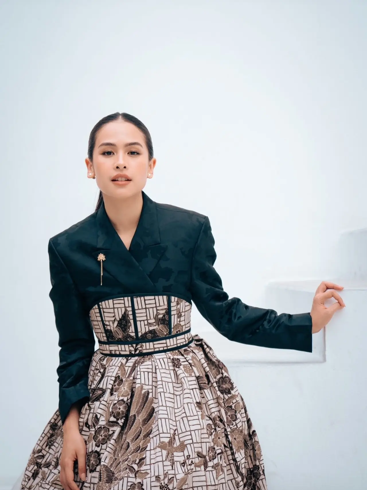 7 Potret Maudy Ayunda Pakai Hanbok Batik, Jadi Juri ASEAN Business ...