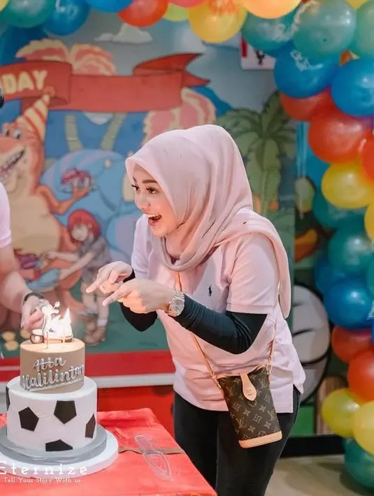 Berat Badan Turun 20 Kg, Ini Potret Aurel Hermansyah yang Makin Langsing - Foto Liputan6.com