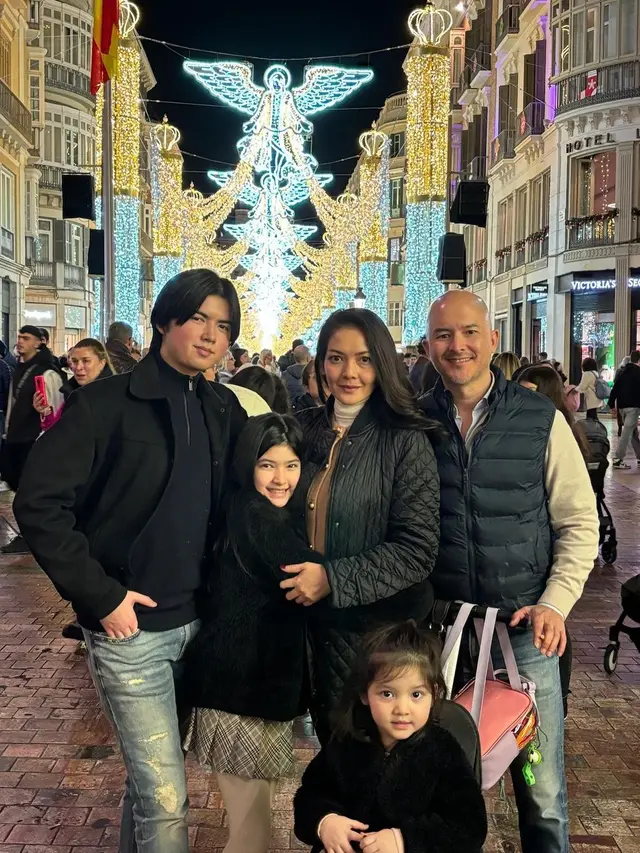 6 Potret Kedekatan Sean Anak Olla Ramlan dan Keluarga Ayahnya, Liburan ...