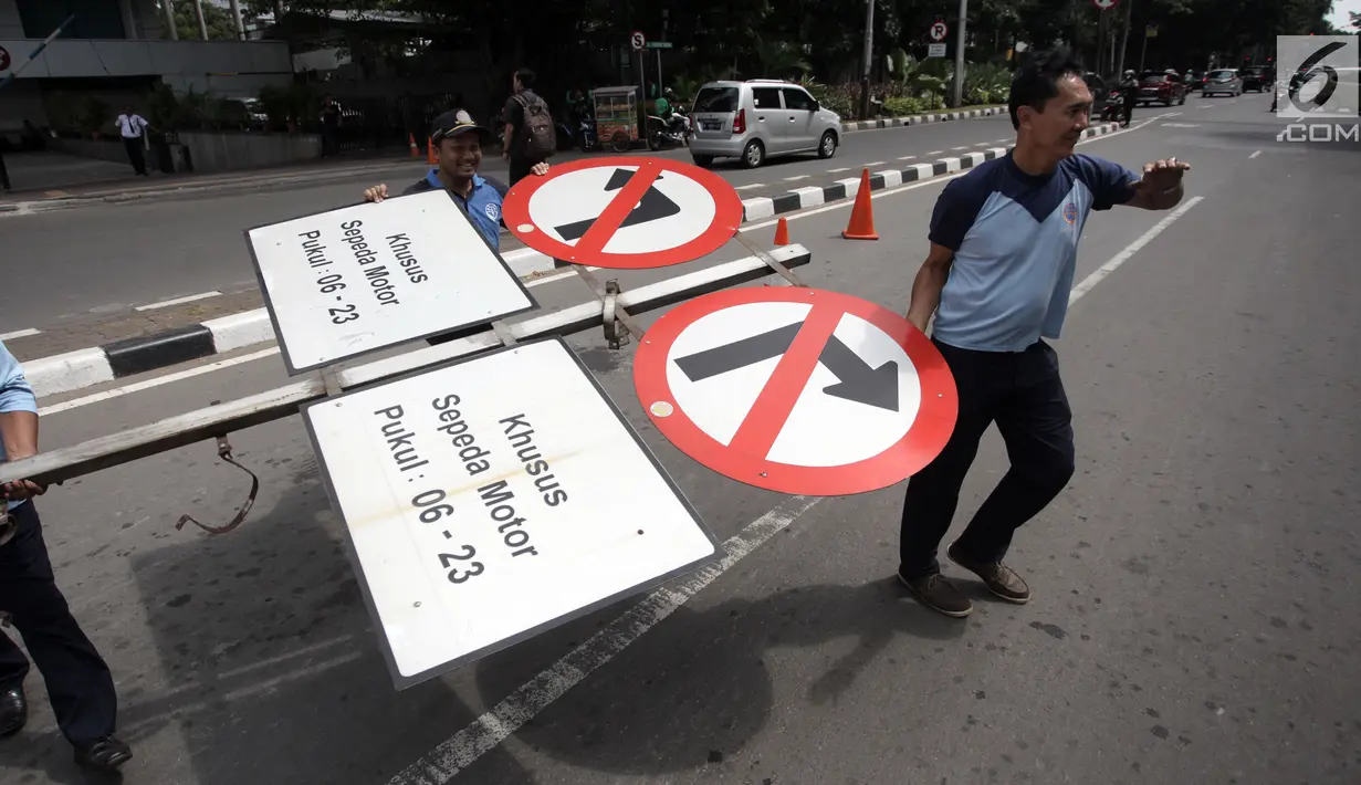 FOTO: Dishub Copot Rambu Larangan Melintas untuk Sepeda Motor - Foto ...