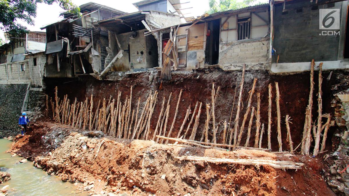 Turap Kali Pesanggrahan Longsor, 4 Rumah Amblas - News Liputan6.com