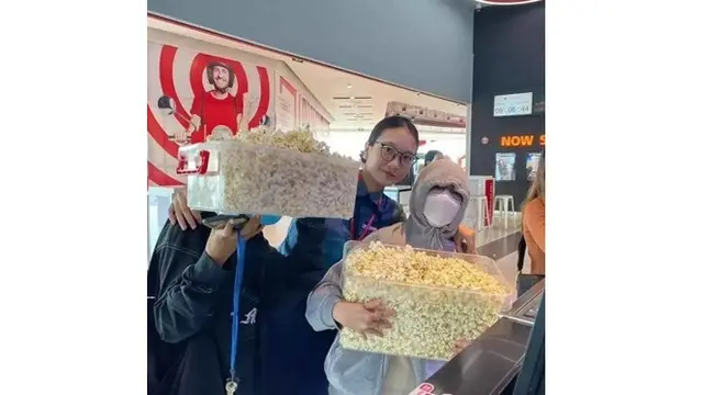 6 Potret Nyeleneh Orang Makan Popcorn Sambil Nonton Film, Porsi Tak ...