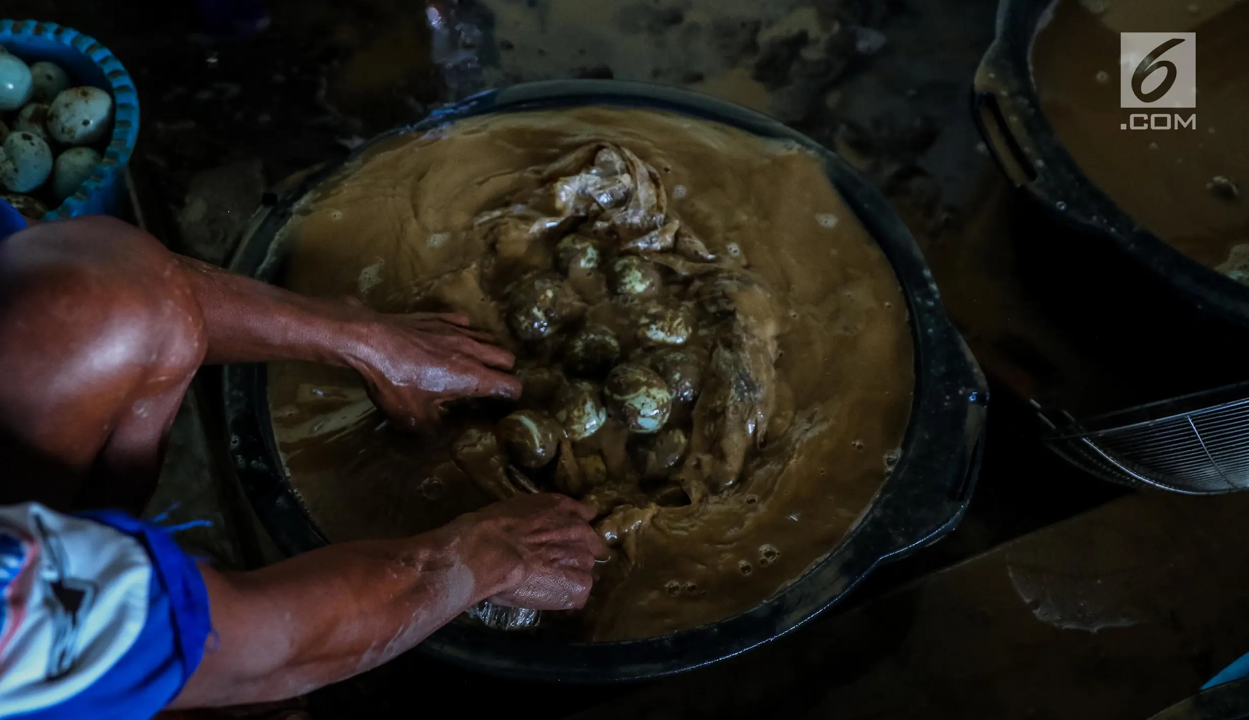 Melihat Proses Pembuatan Telur Asin Oleh-Oleh Khas Brebes - Foto ...