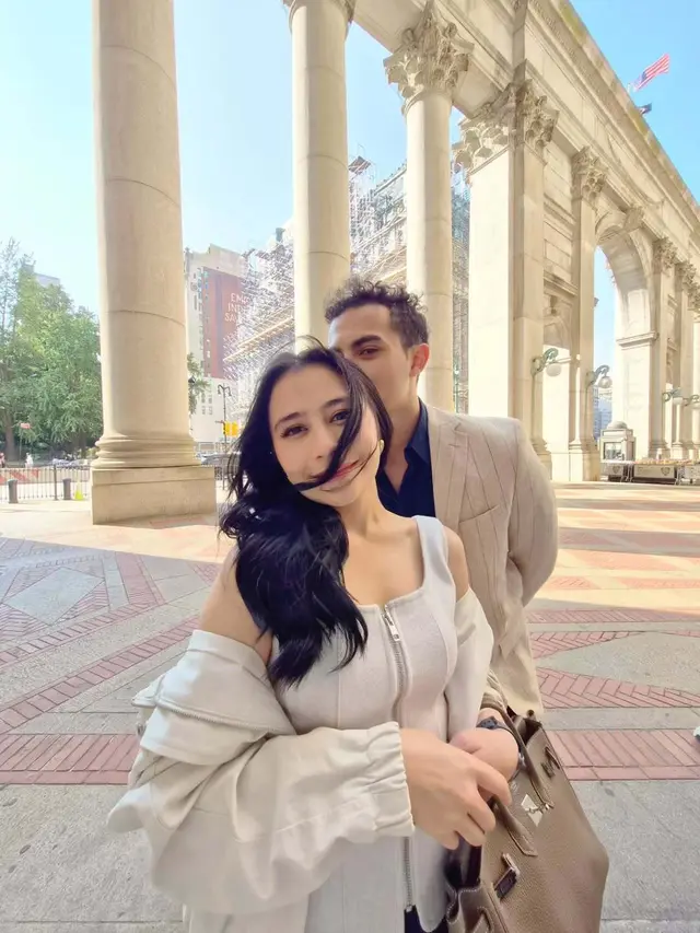 Romantis dan Elegan, Gaya Serasi Prilly Latuconsina & Omara Esteghlal Saat Worktrip di New York ...