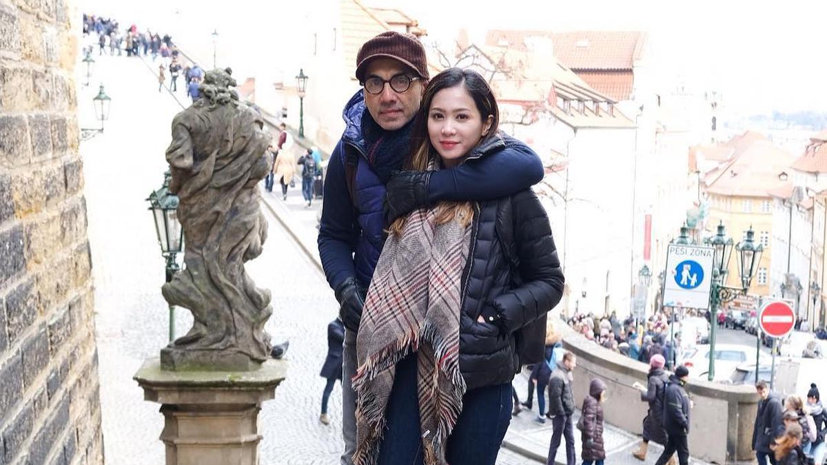 8 Potret Keharmonisan Bunga Zainal dan Sukhdev Singh