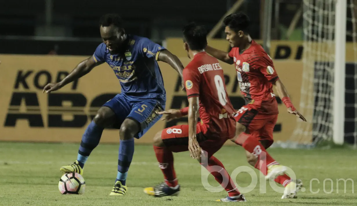 FOTO: Melihat Kembali Aksi Michael Essien saat Memperkuat Persib ...