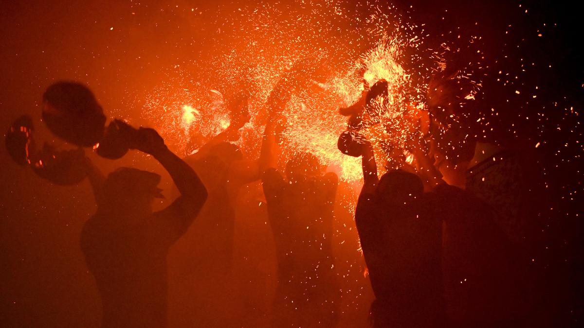 FOTO: Menyaksikan Ritual Perang Api Para Pemuda di Bali - Foto Liputan6.com