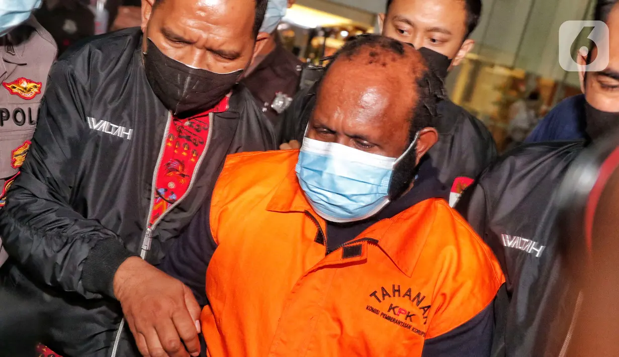 Sempat Buron, Bupati nonaktif Mamberamo Tengah Ricky Ham Pagawak Resmi Huni Rutan KPK - Foto ...