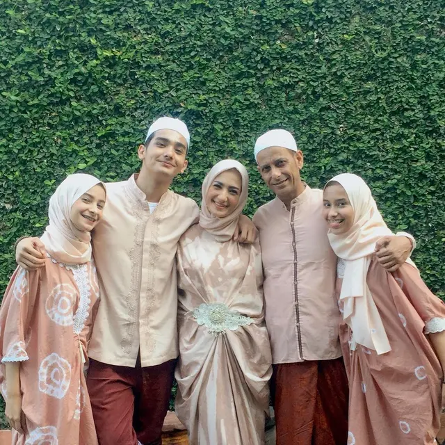 Keturunan Arab, Ini 7 Potret Menawan Muna Mahirah dan Mahda Ray Adik ...