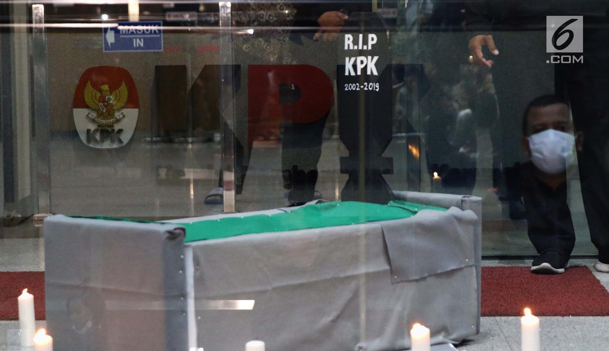 FOTO: Aliansi Masyarakat Sipil Anti Korupsi Nyatakan KPK Telah Mati ...