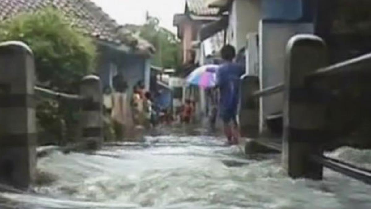 Sungai Cikapundung Meluap, Ratusan Rumah Terendam - Video Liputan6.com