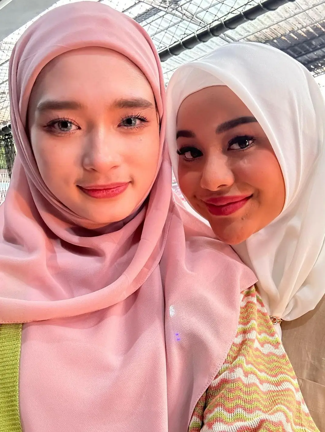 6 Potret Gaya Hijab Inara Rusli usai Lepas Cadar yang Disebut Jadul, Kini Jadi Tren - Photo ...