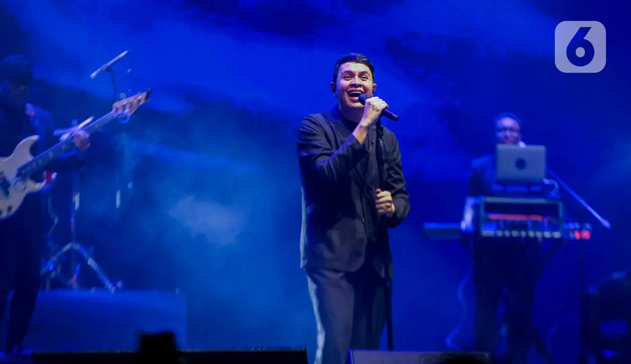 Penampilan Tulus di Konser Penutup Tur Manusia 2023 Jakarta - Foto ...