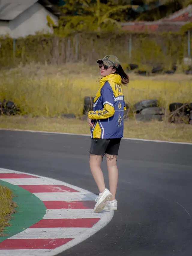 6 Potret Terbaru Raya Kitty Kembali ke Lintasan Balap, Tampil Curi ...