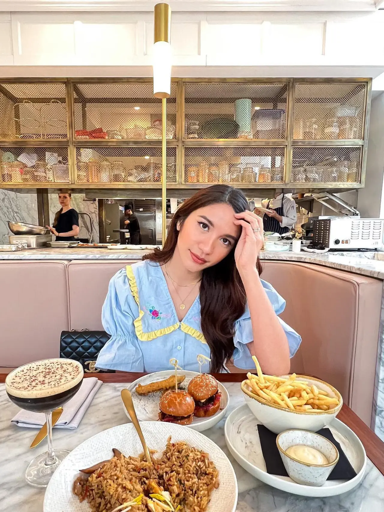 7 Potret Kehidupan Acha Sinaga, Artis FTV yang Ikut Suami Tinggal di ...